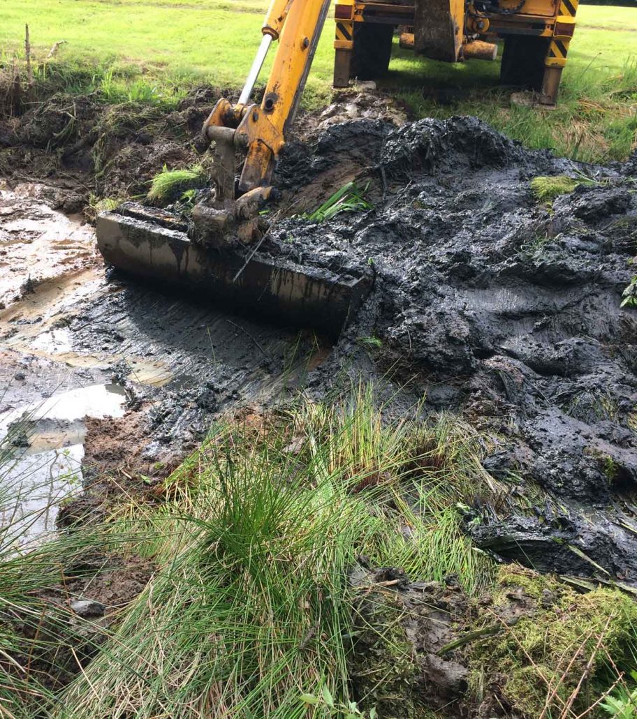 Clay lining lakes in Berkshire, Hampshire and Surrey - Let The Digger Do It